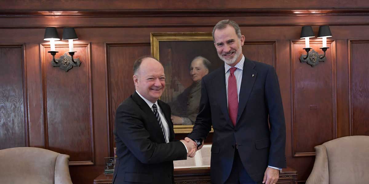 Regele Filip glumește cu colegii săi de clasă din Georgetown - Glow ...